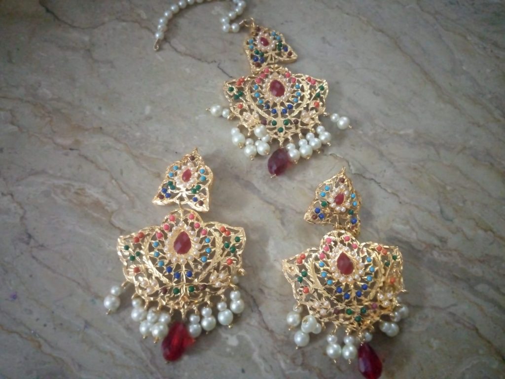 Buy Stylish Golden Tikka and Earrings Wear Set Best Price